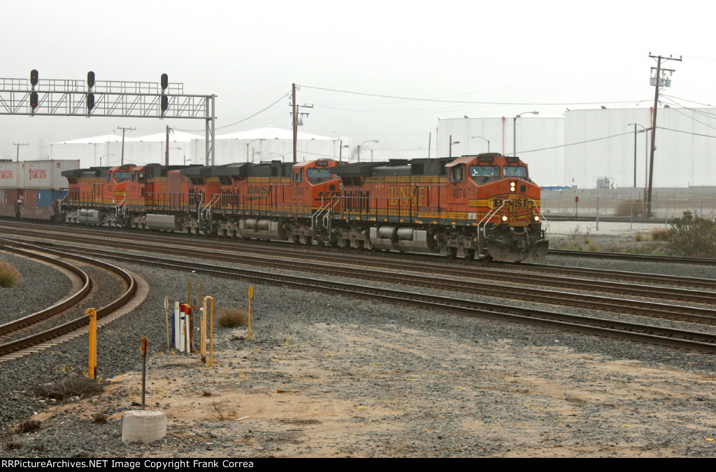 BNSF 4074 southbound